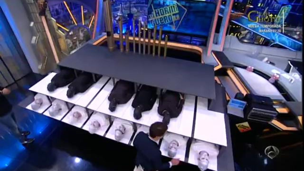 Mika toca un piano humano