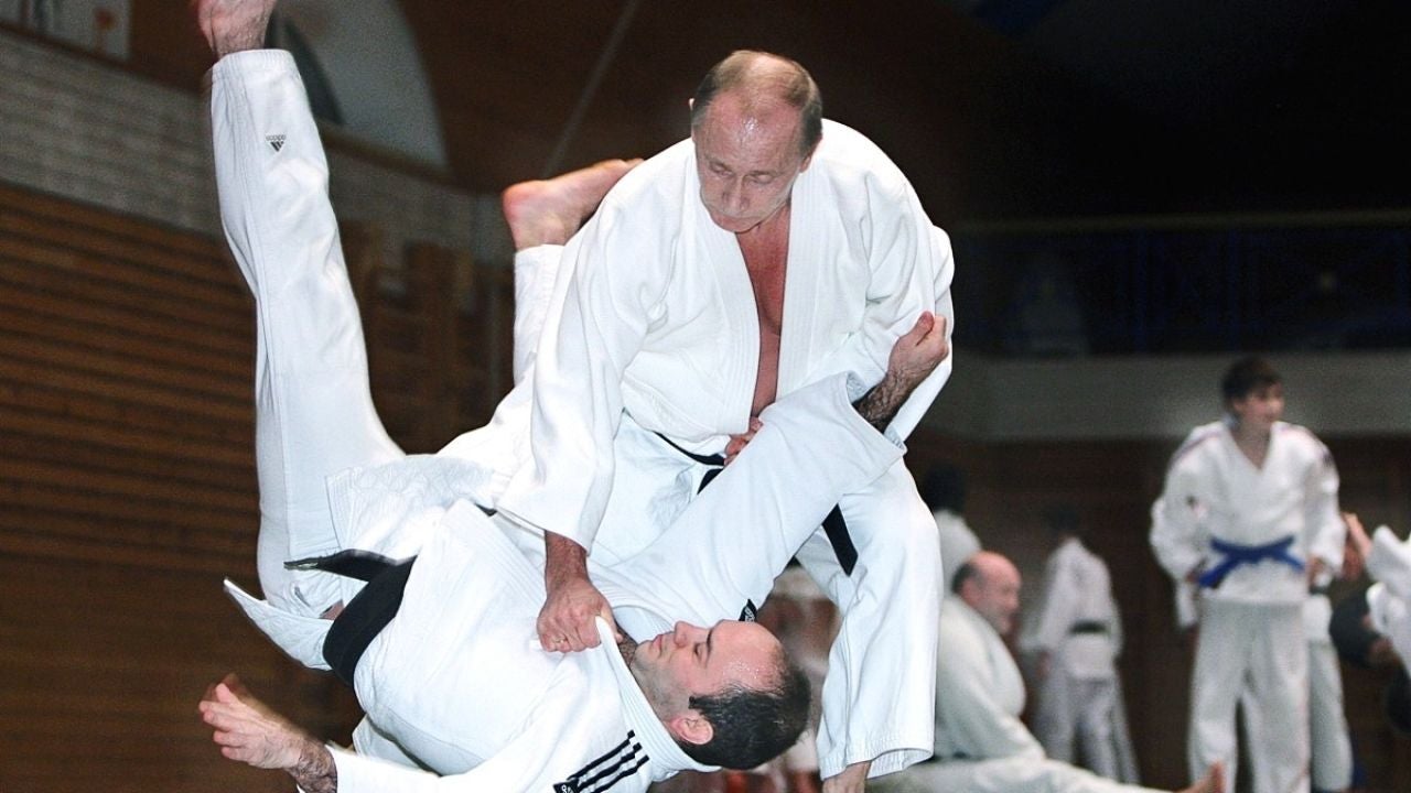 Vladimir Putin se lesionó la columna en un combate de judo