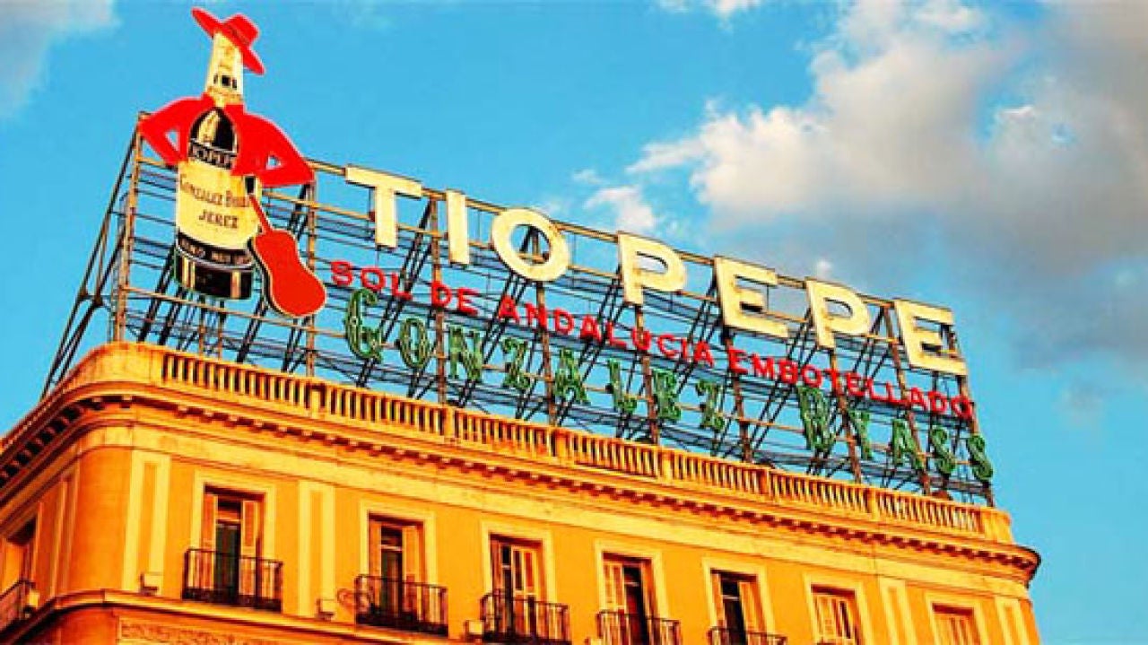 El cartel de Tío Pepe vuelve a la Puerta del Sol desde el antiguo Hotel ...