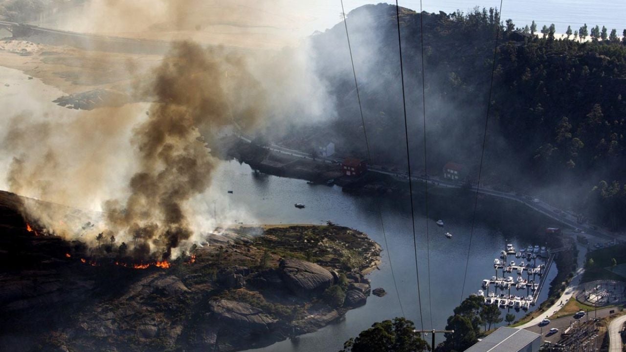 Controlado el incendio más devastador del año en Galicia tras arrasar 2 ...