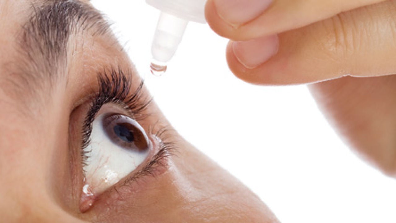 ¿Sabes cuántas veces hay que parpadear para evitar el síndrome del 'ojo ...