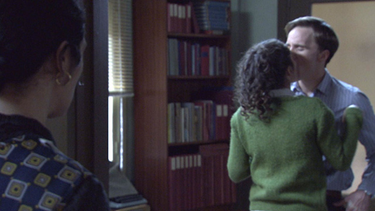 Pruden sorprende a su hija y a Samuel besándose