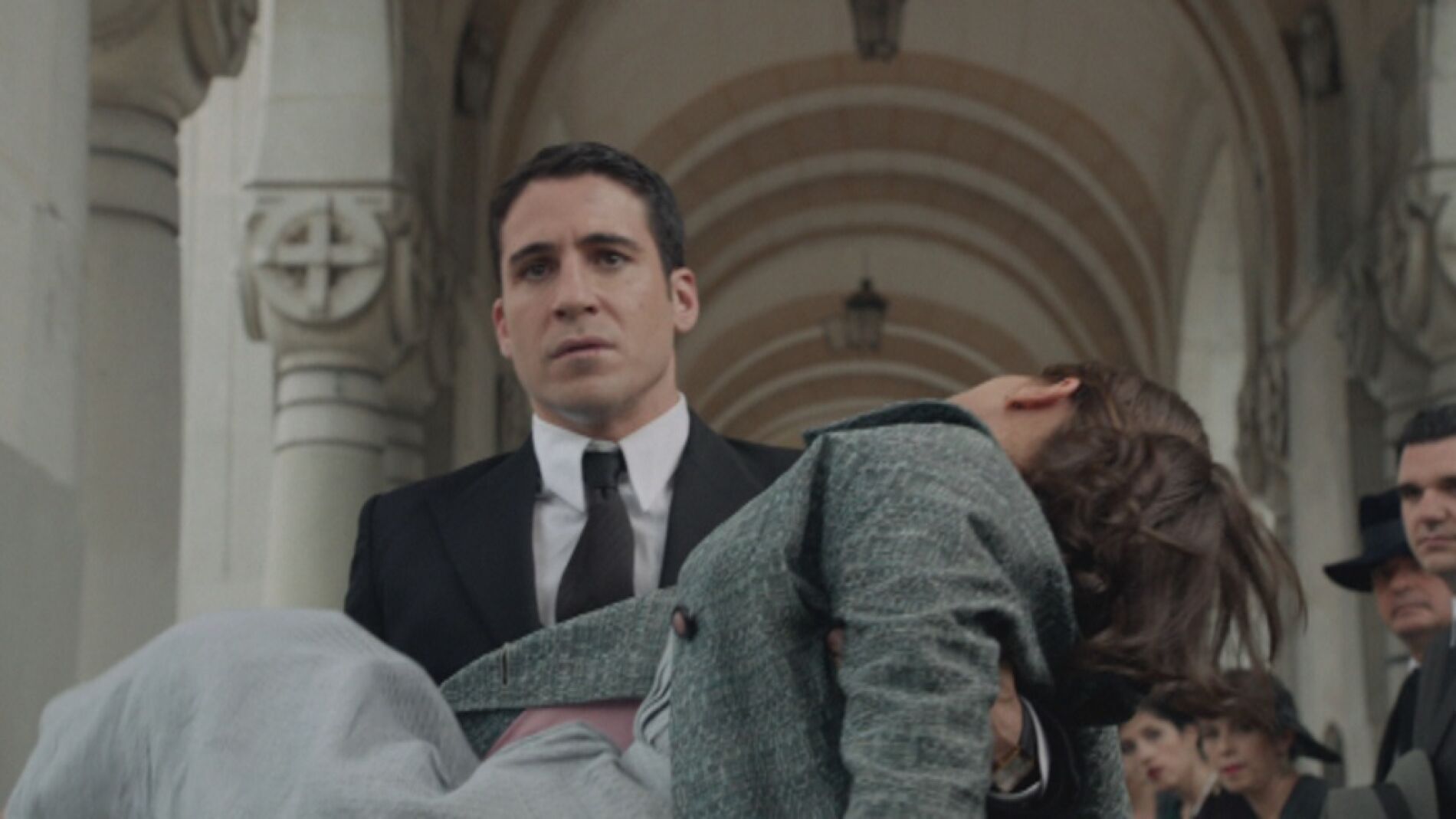 Ana aparece en el funeral de don Rafael y se desmaya ante la mirada de ...