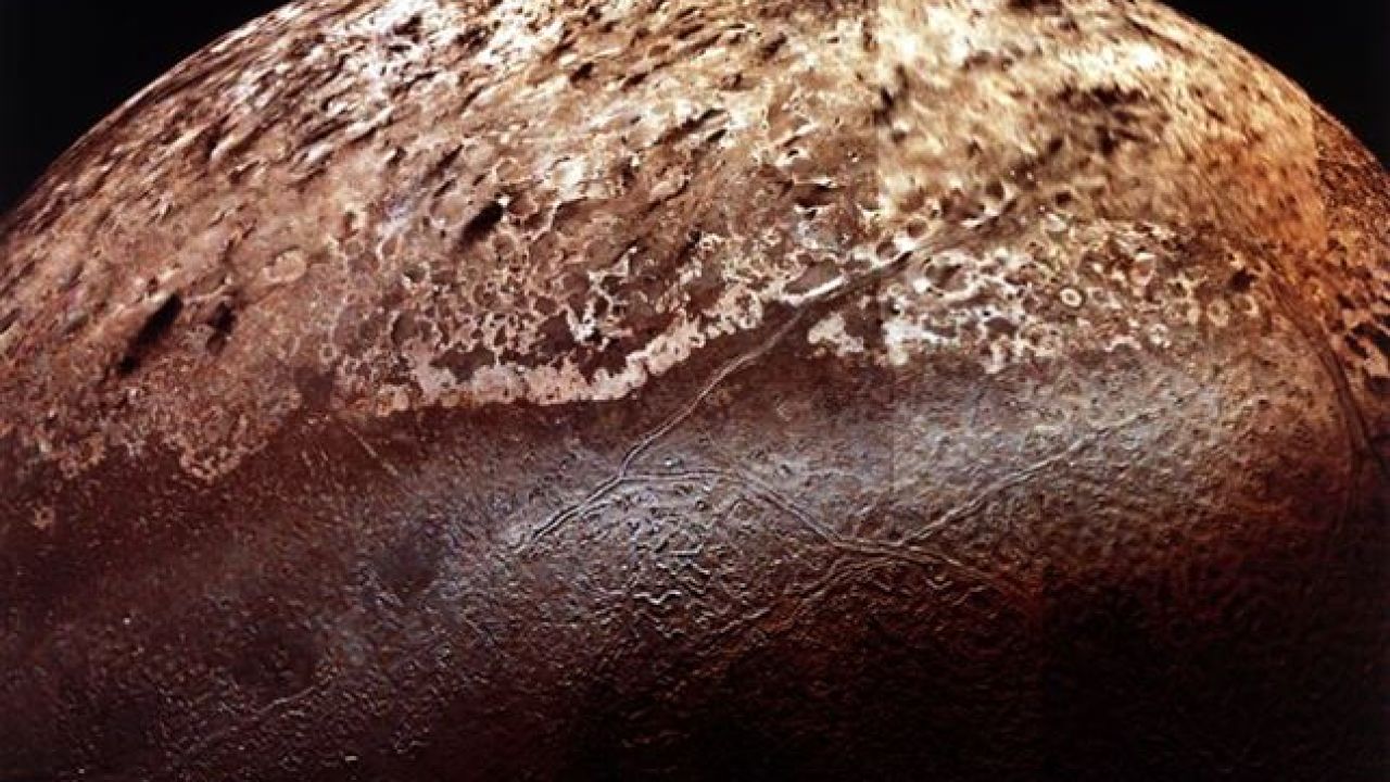 La NASA crea un nuevo mapa de Tritón a partir de imágenes del Voyager 2 ...