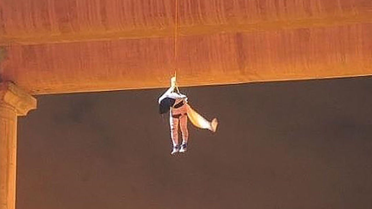 Hallan un cadáver colgado de un puente en México DF