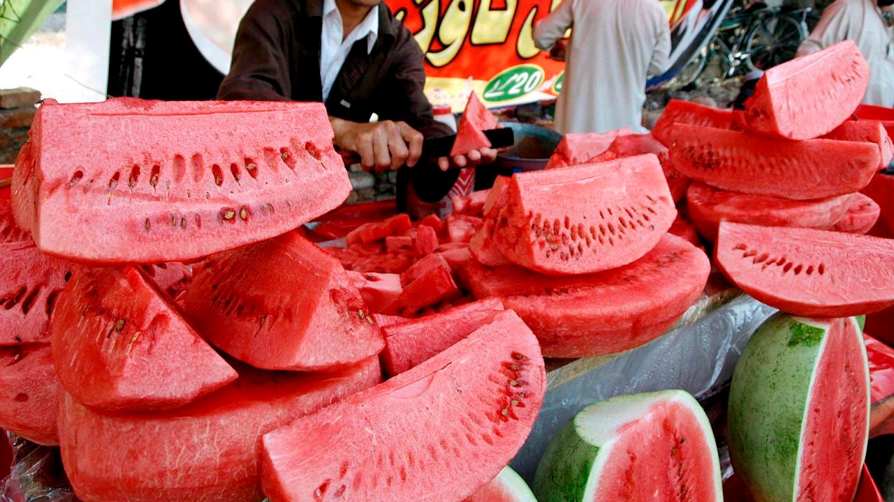 Venden por 4.120 euros la primera sandía negra de la temporada en Japón