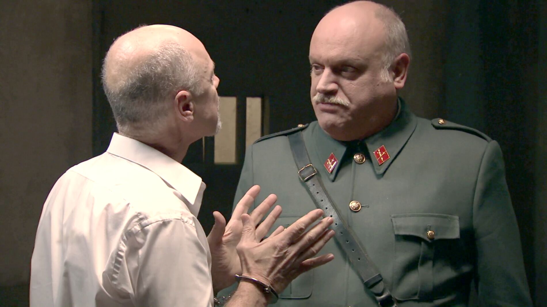 Tomás visita a Petrov en el calabozo