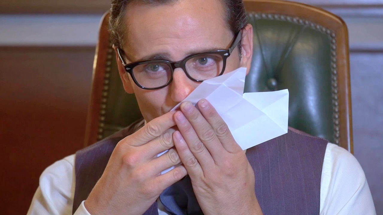 Raúl de la Riva recibe un mensaje lleno de luz en un avión de papel