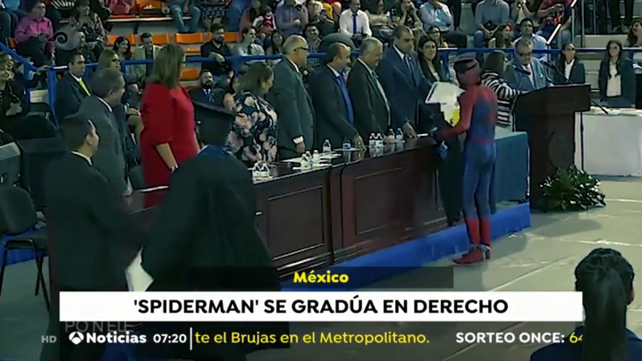 Un joven de 21 años recoge su diploma como graduado en Derecho ...