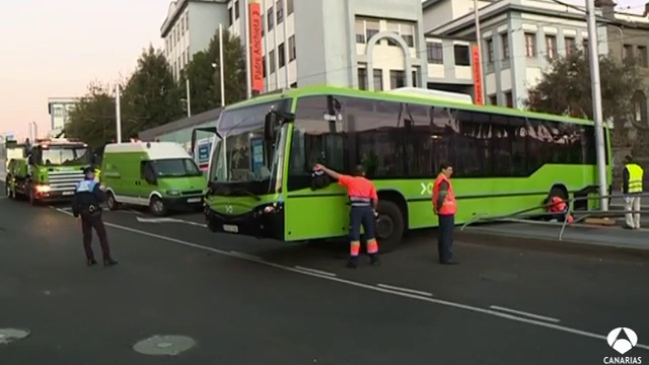 Una guagua colisiona contra una parada del tranvía