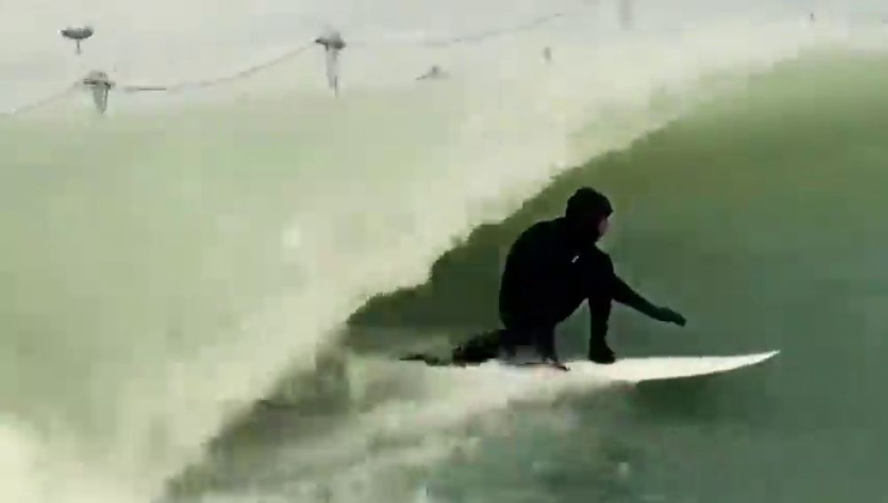 Lewis Hamilton se 'pasa' al surf: increíble 'tubo' del británico en el ...