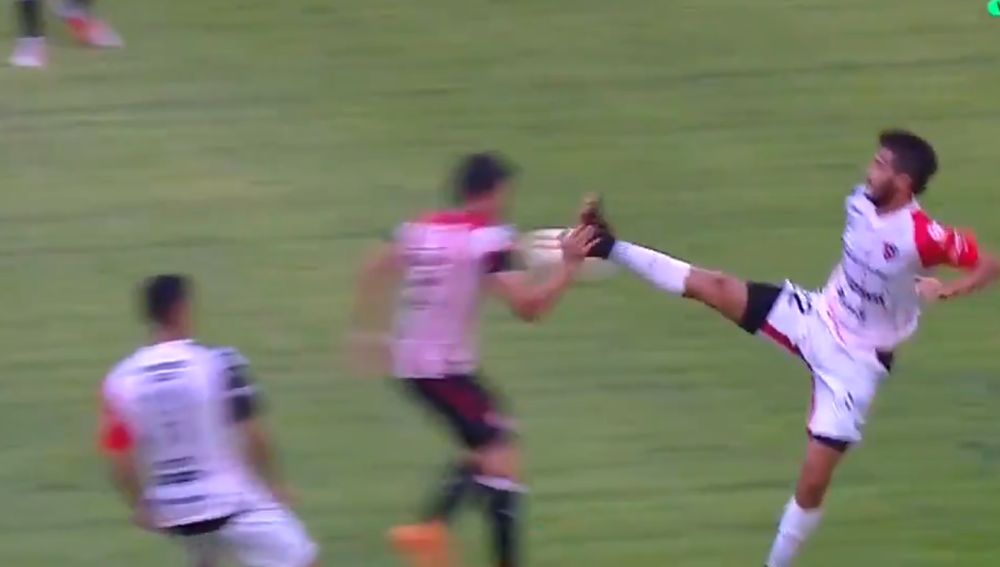 Escalofriante patada voladora en el Estudiantes vs Patronato de la ...