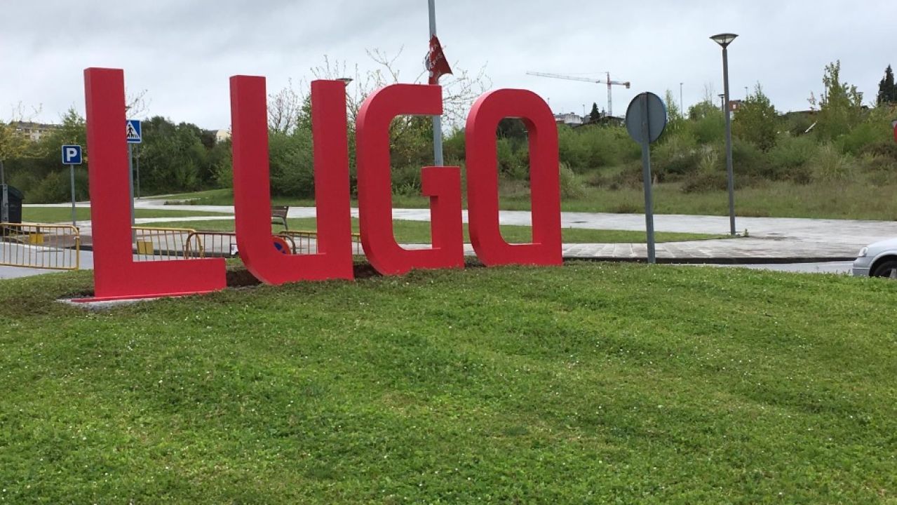 Lugo instala unas letras de bienvenida con el nombre de la ciudad