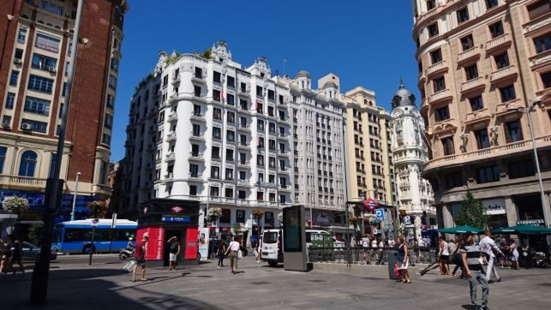 Aterriza en España el segundo vuelo de Plus Ultra desde que se aprobó ...