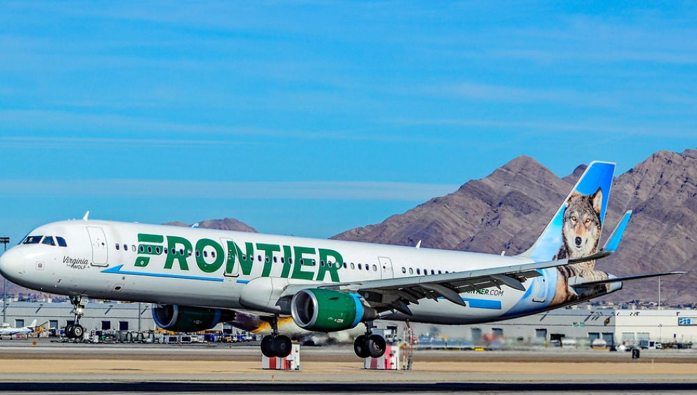 Denuncia a Frontier Airlines, la aerolínea del avión del que fue ...