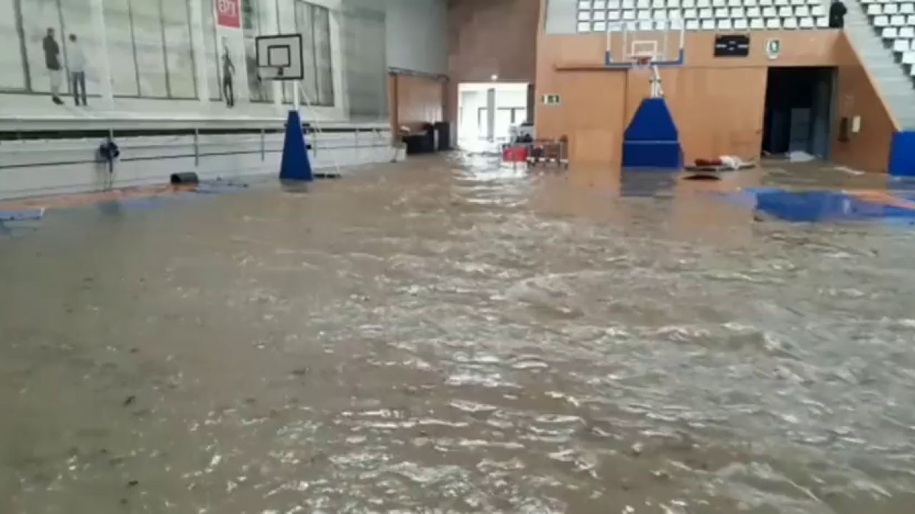 La impresionante inundación de un pabellón deportivo en Girona por la ...
