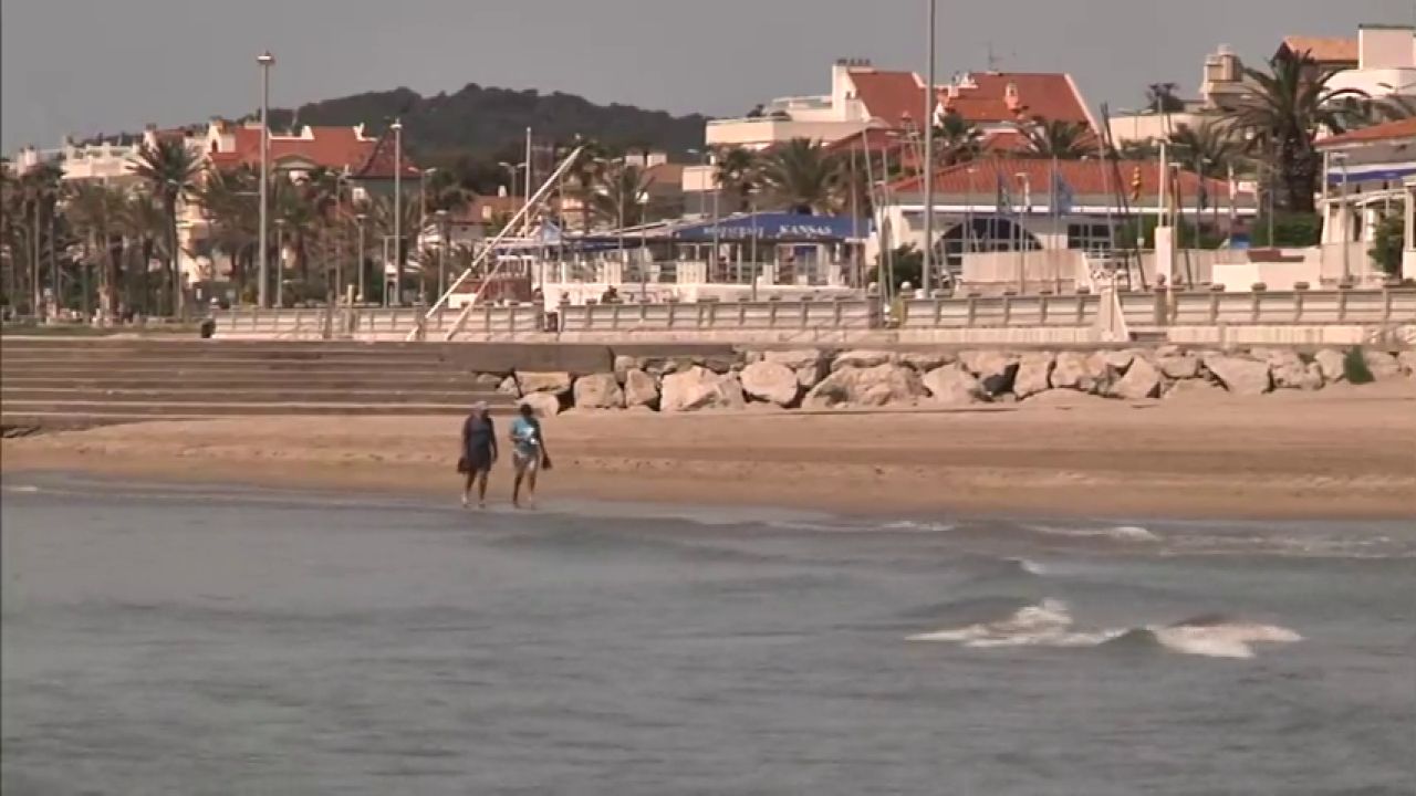 Sitges reabre sus playas para pasear o hacer deporte sobre la arena ...
