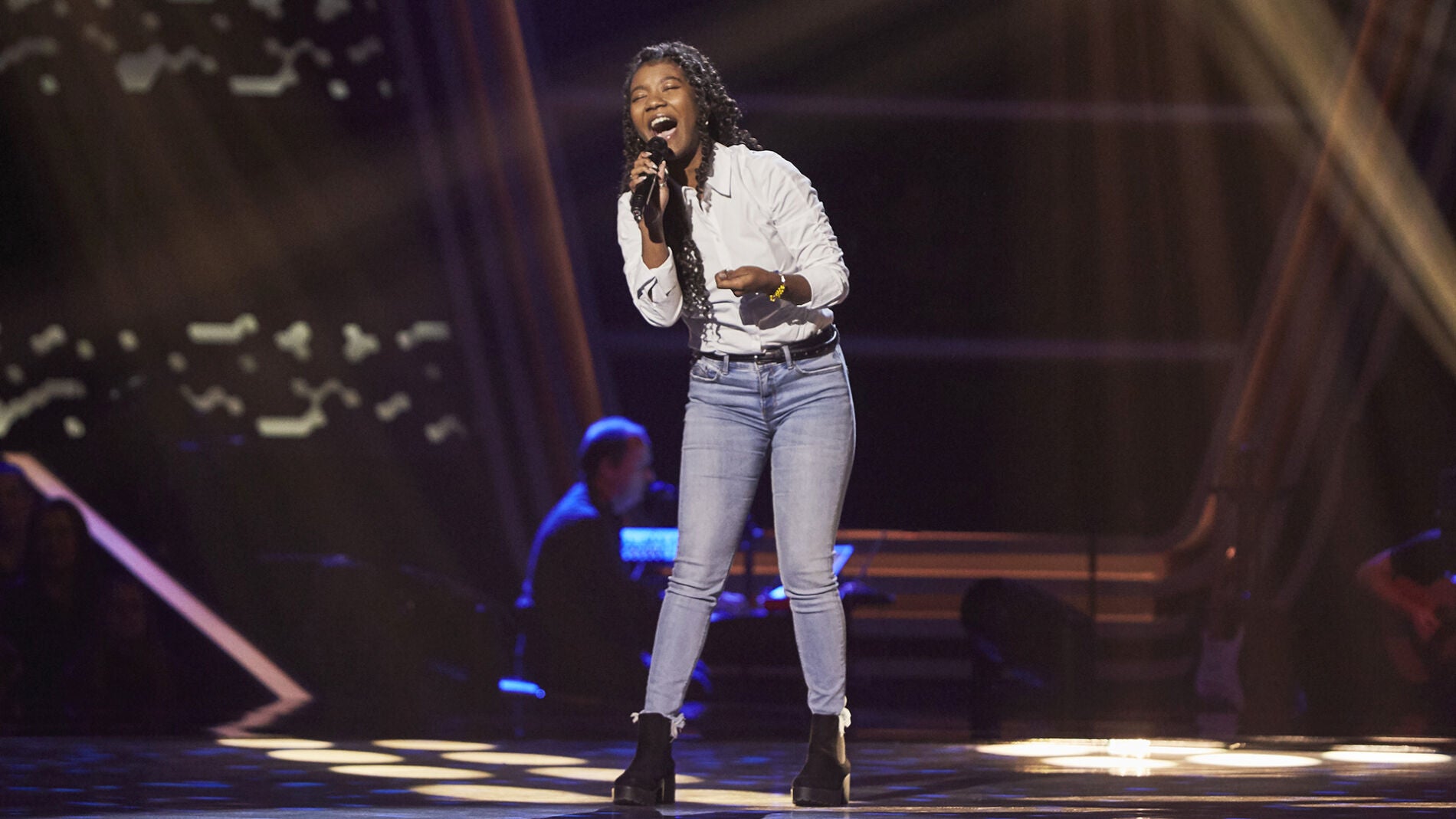 Dayana Emma, sabor latino al cantar ‘Cómo fue’ en las Audiciones a ...