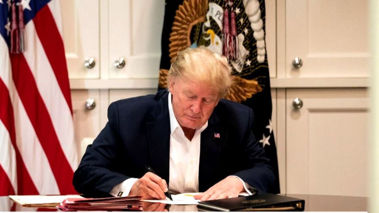Vídeo: Donald Trump firma supuestos folios en blanco en el hospital