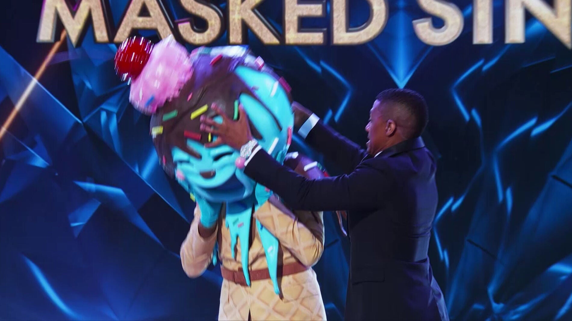 Una estrella de YouTube revela su identidad bajo la máscara de 'El ...