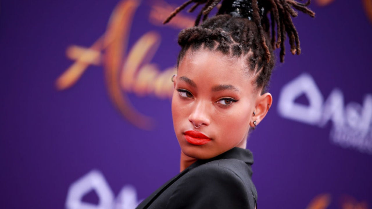 Willow Smith enseña su nuevo y enorme tatuaje con el que toca el cosmos
