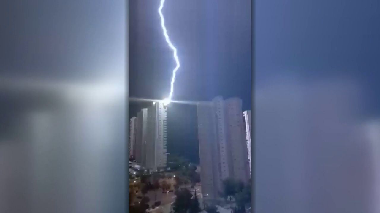 Captan el espectacular impacto de un rayo en un rascacielos de Benidorm