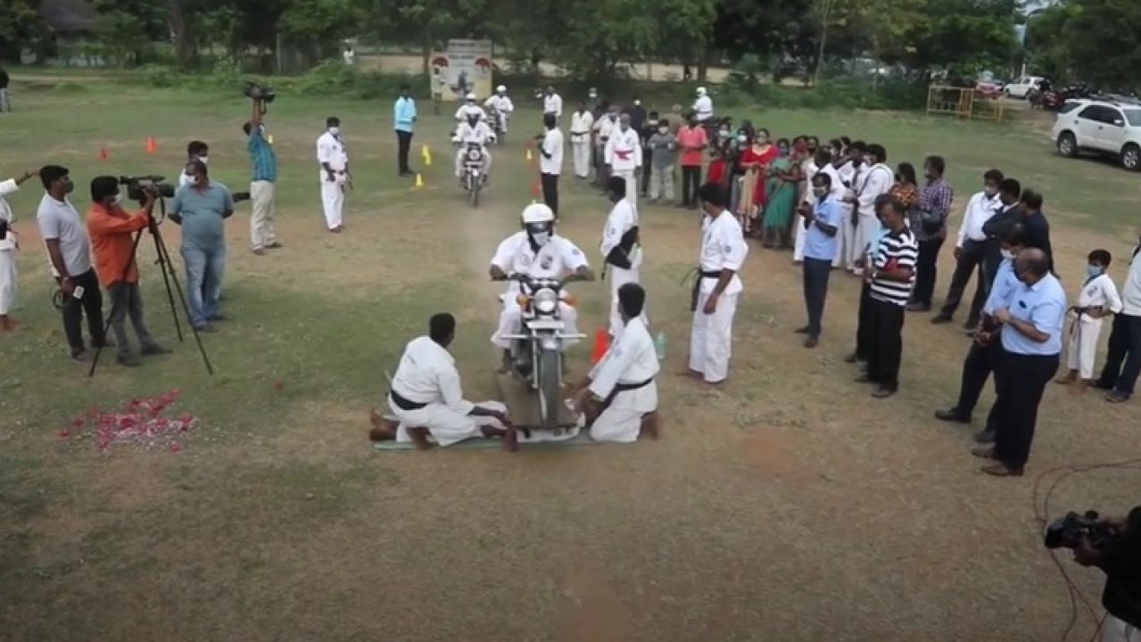 Renshi Pradeep Babu, profesor de kárate indio, logra un récord después ...