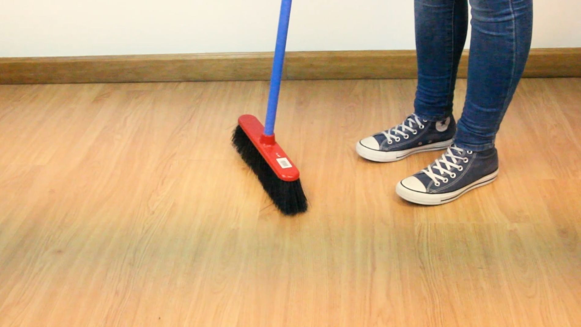 Cómo limpiar la escoba para que vuelva a estar como nueva -VIDEO