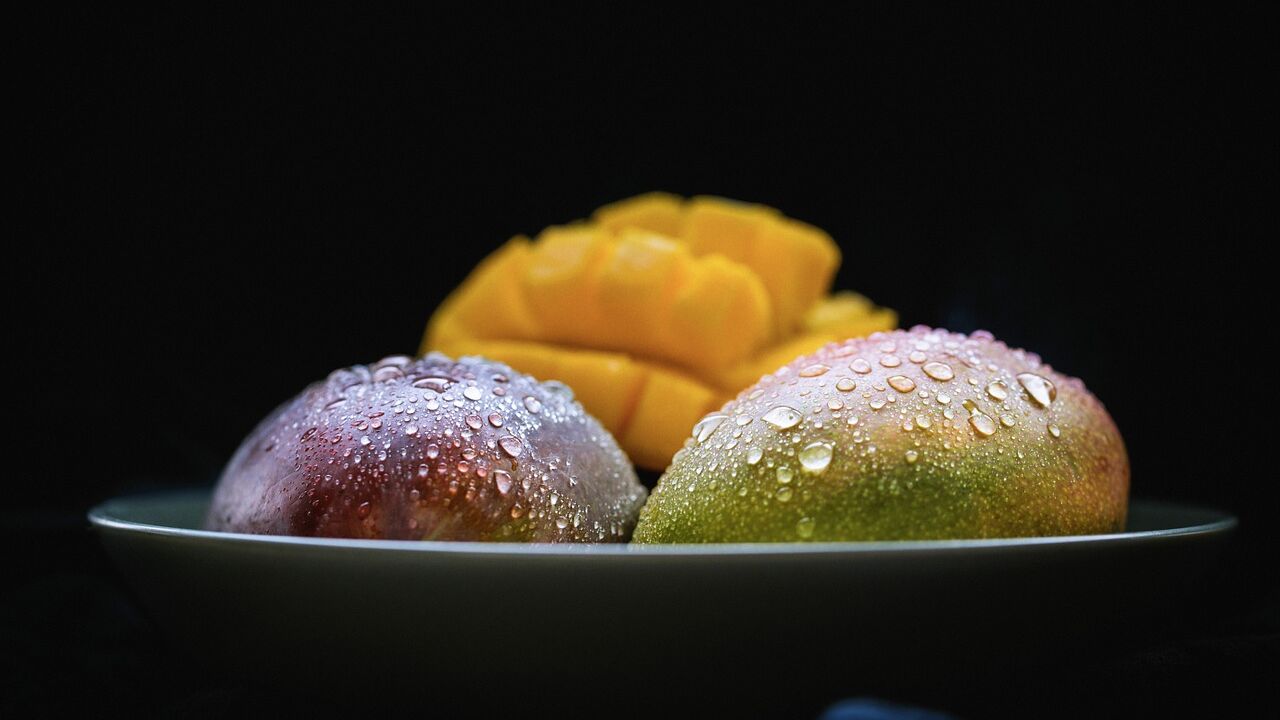 Cómo pelar un mango fácilmente con un vaso