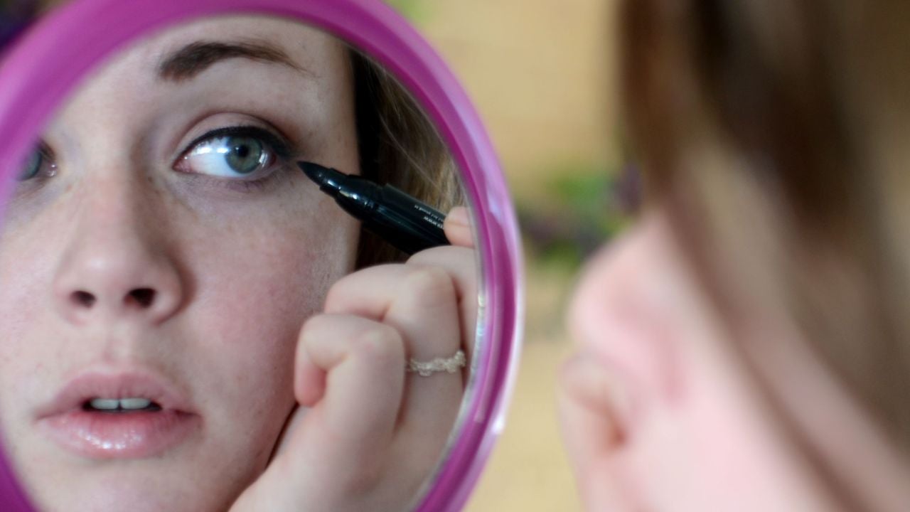El truco viral de Tik Tok para hacerte un eyeliner perfecto sin salirte ...