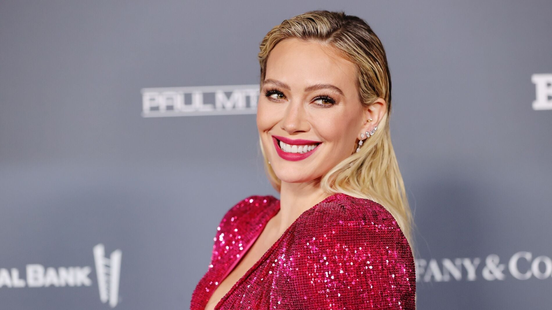 Hilary Duff posa sin nada de ropa por primera vez en una empoderada ...