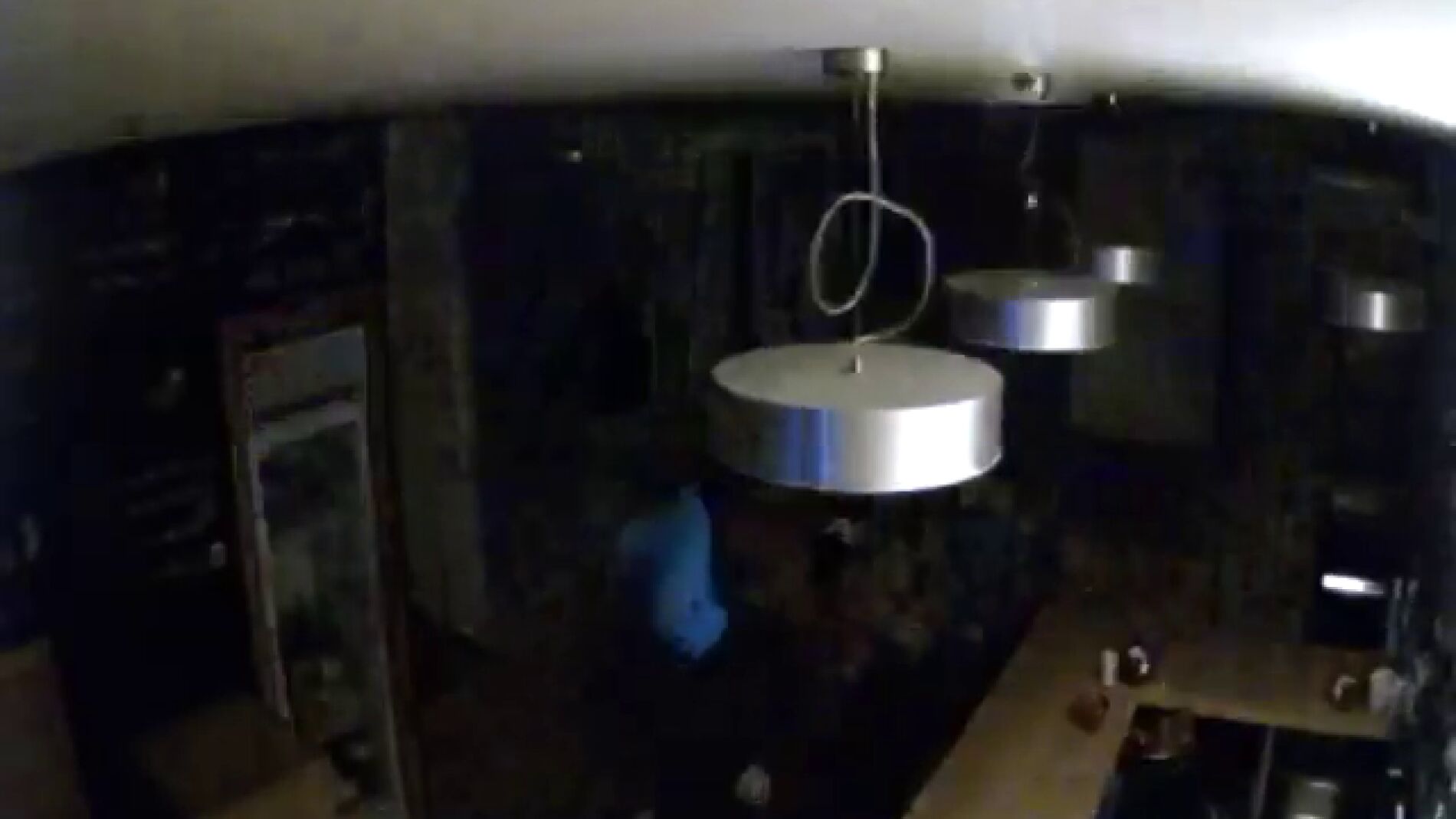 Pillan a un hombre robando en un bar de A Coruña cubierto con una bolsa ...