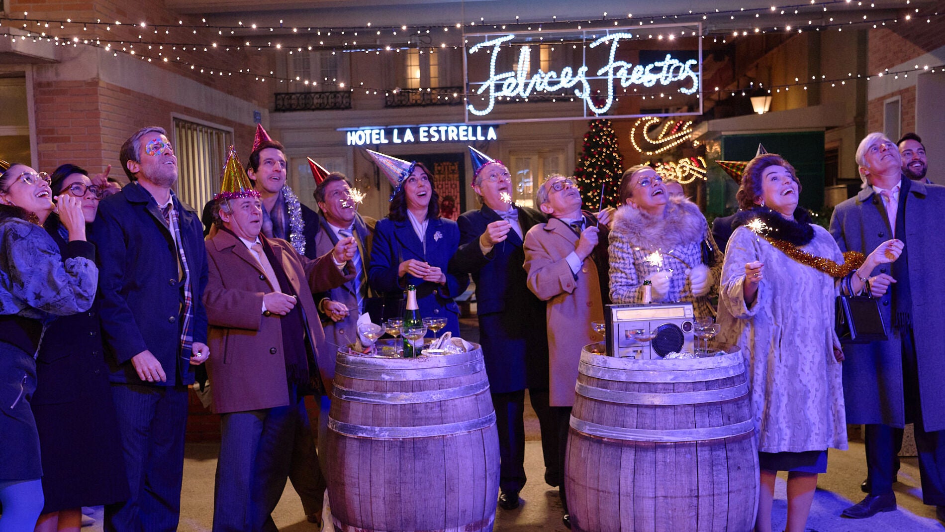 ¡Los vecinos se reúnen en la plaza de los Frutos para dar la bienvenida al año 1981 por todo lo ...