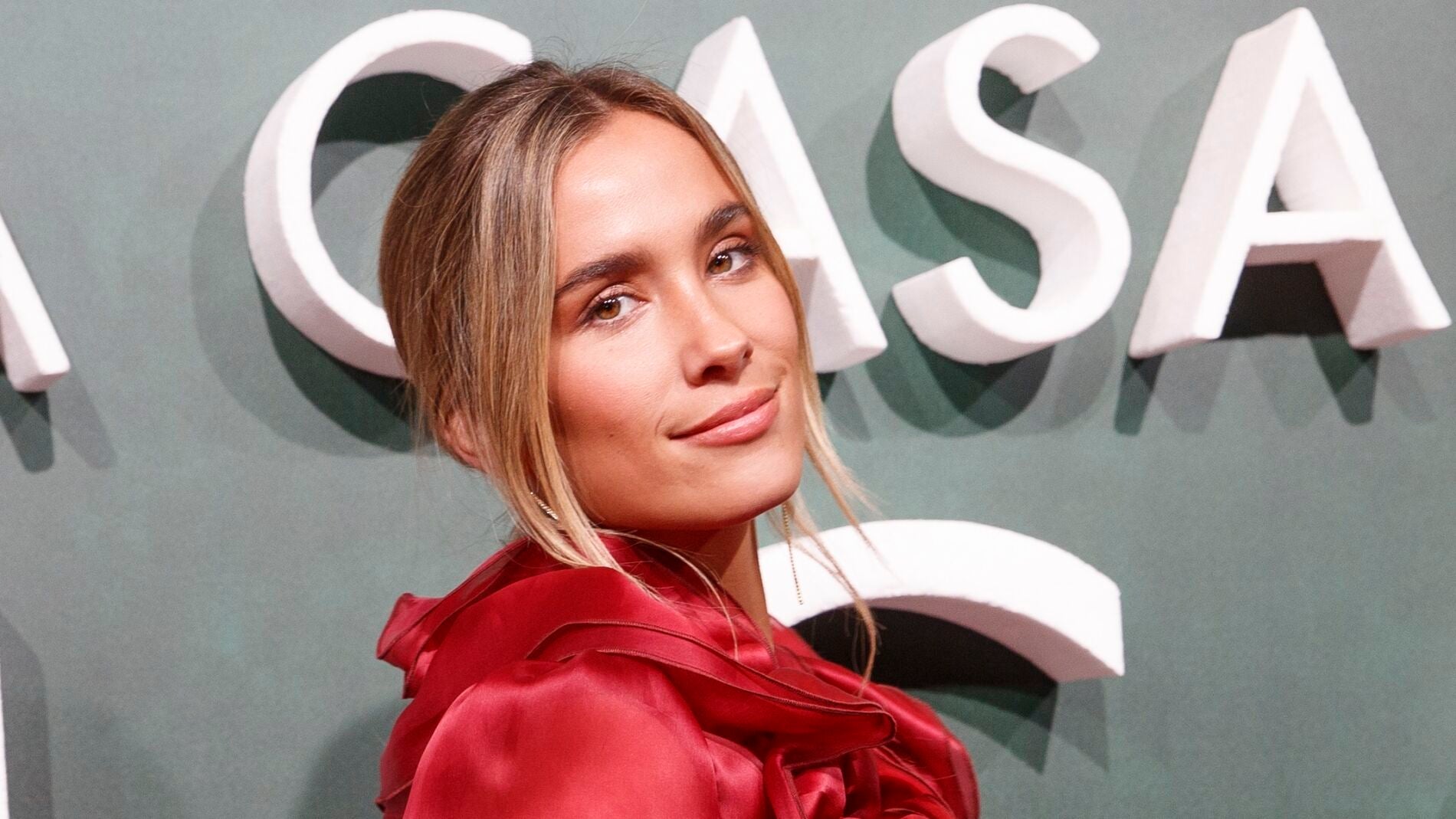 María Pombo muestra el antes y el después de su pecho tras su reducción