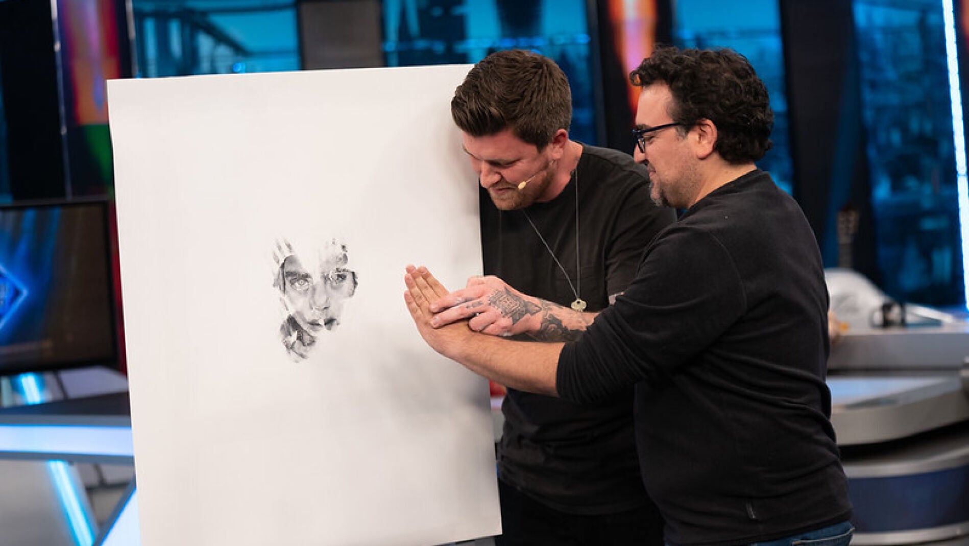¡Precioso! Russell Powell lleva el arte de pintar con las manos “a un ...