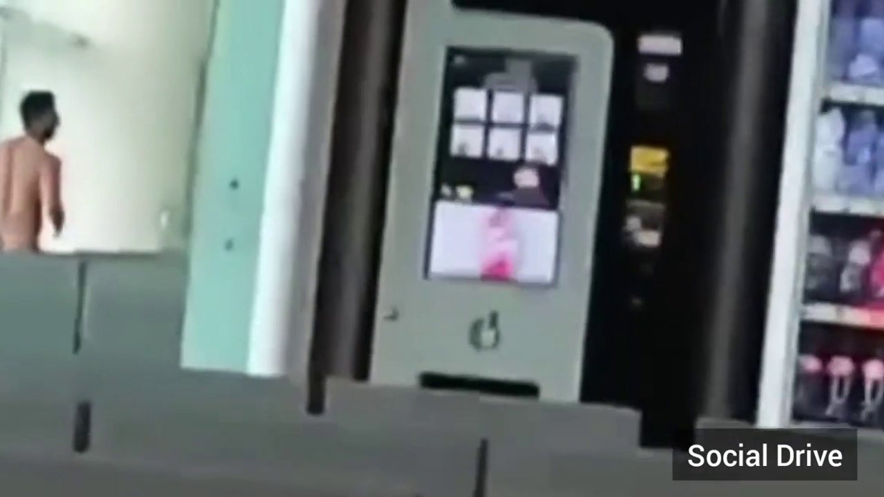Un Hombre Corre Desnudo Por El Aeropuerto De El Prat En Barcelona