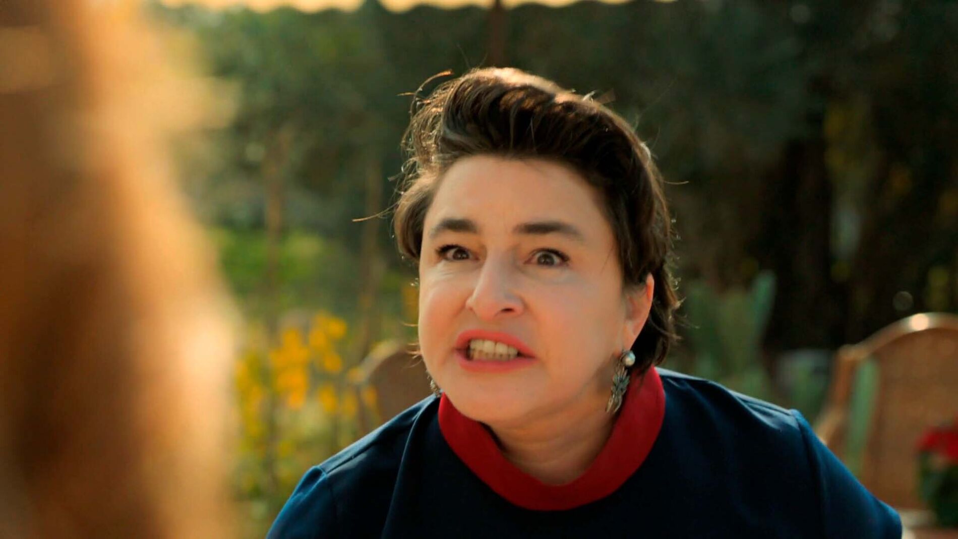 Behice presa de la rabia: ¡monta un escándalo en la puerta de la mansión!