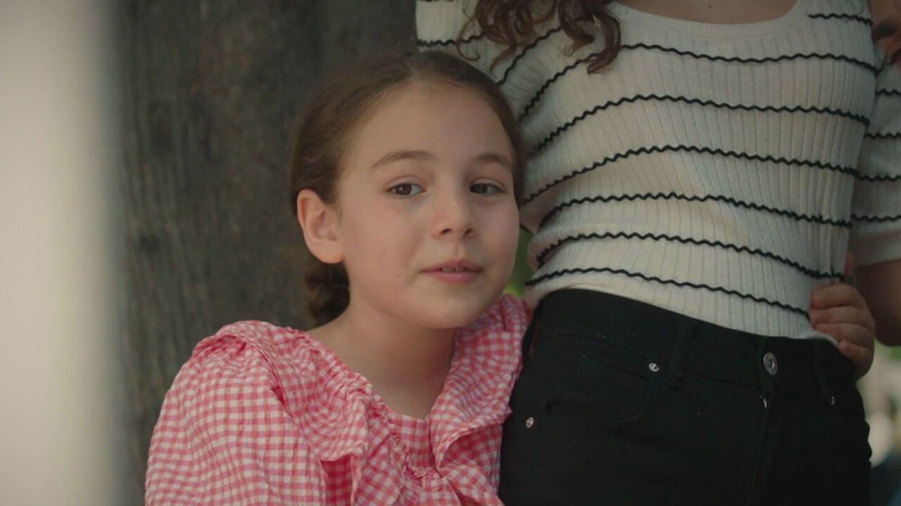 Descubrimos a Aylin Akpınar, la pequeña actriz que interpreta a Emel ...