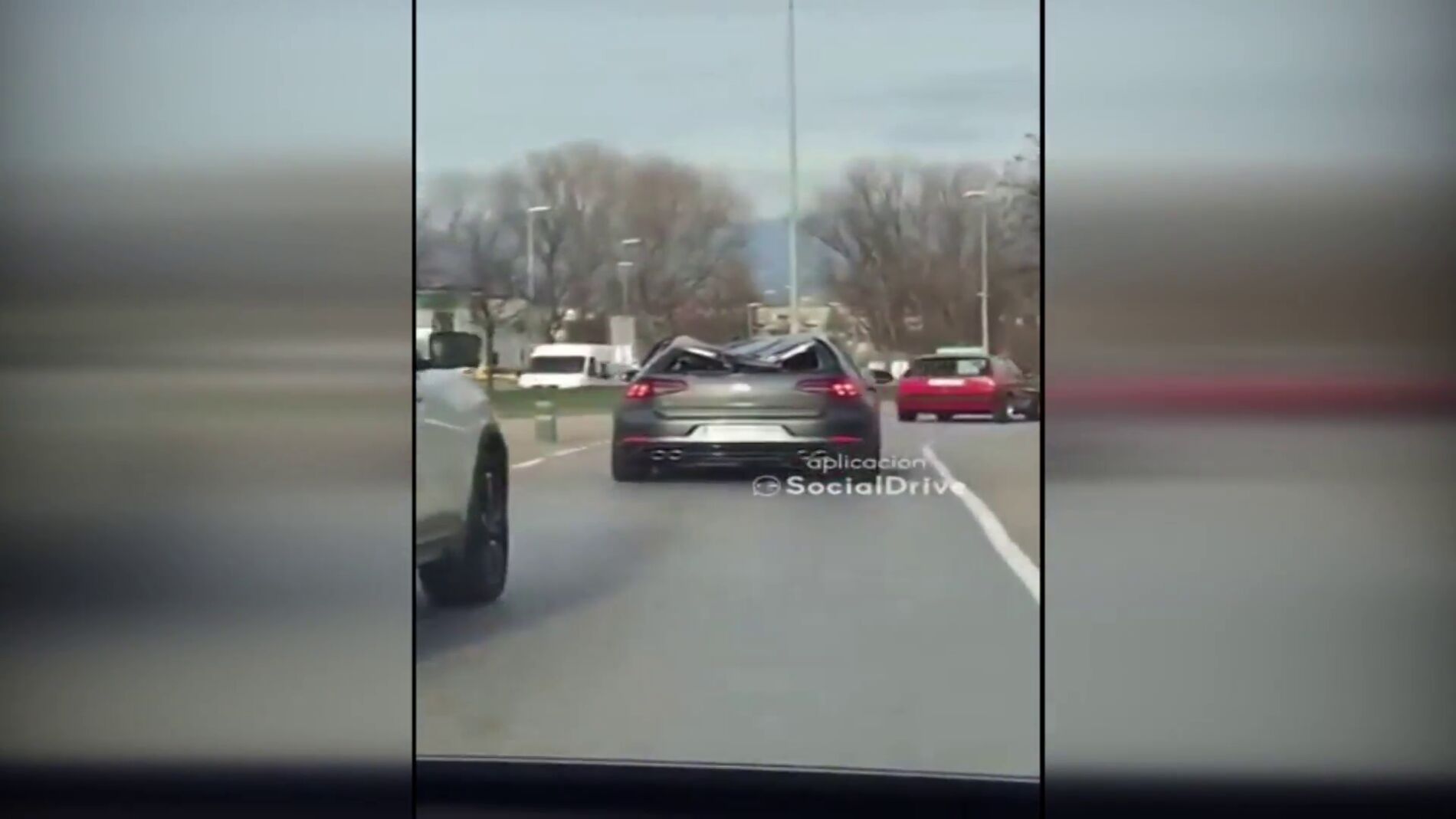 Un coche circula con el techo completamente aplastado por Barcelona y ...