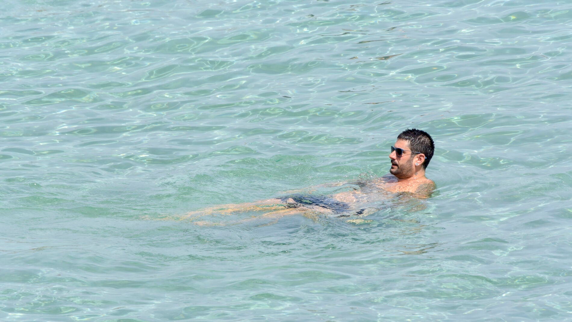 El impactante tatuaje de Melendi que deja ver en bañador durante sus ...