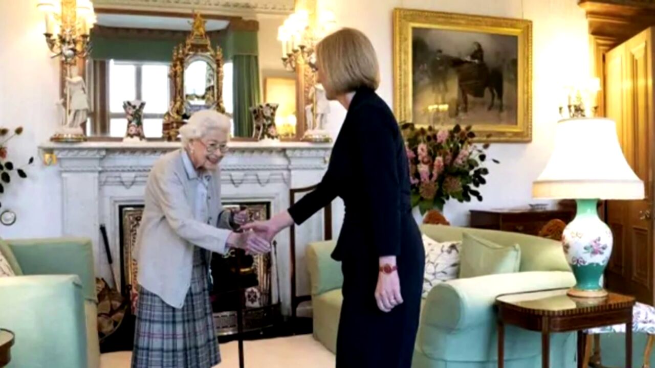Liz Truss jura como primera ministra de Reino Unido ante la reina ...