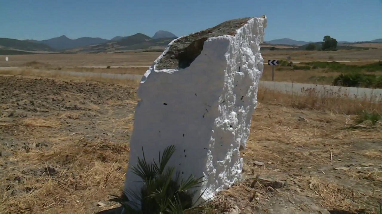 Buscan al autor que ha blanqueado un menhir de más de 500 años de ...