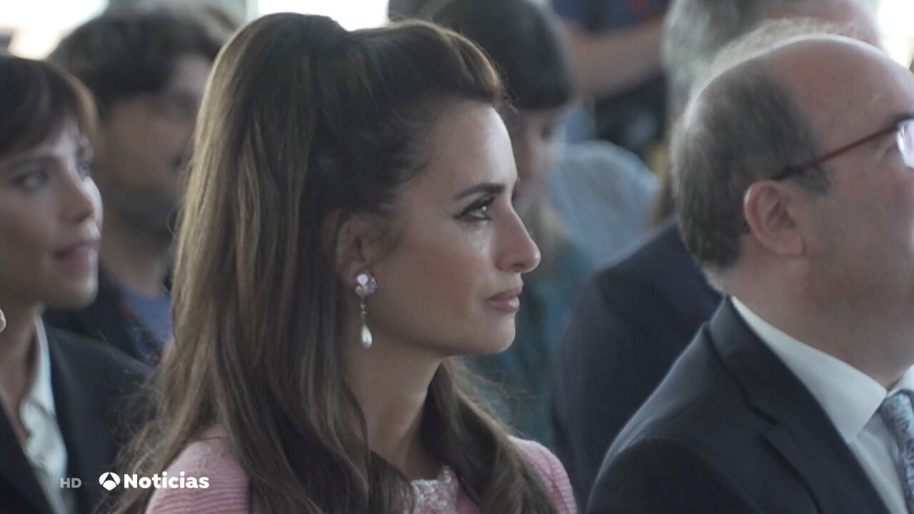 Penélope Cruz rompe a llorar al recibir el Premio Nacional de ...