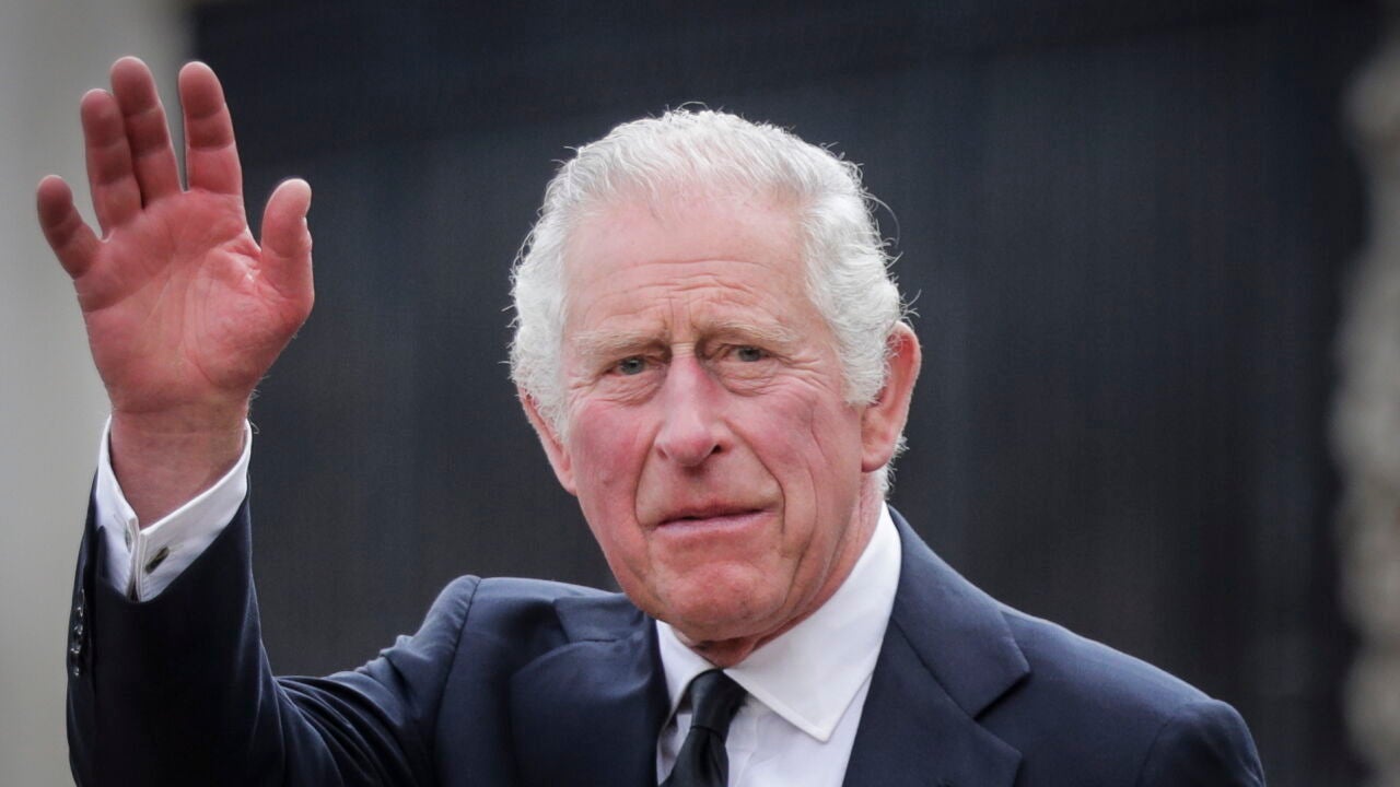 La razón por la que el rey Carlos III tiene las manos hinchadas y rojas