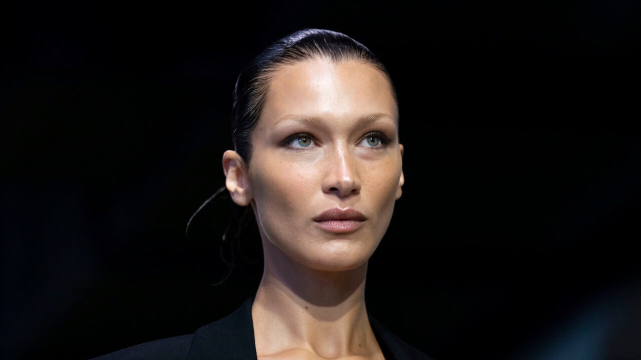 Bella Hadid arrasa con un espectacular vestido pintado en directo sobre ...