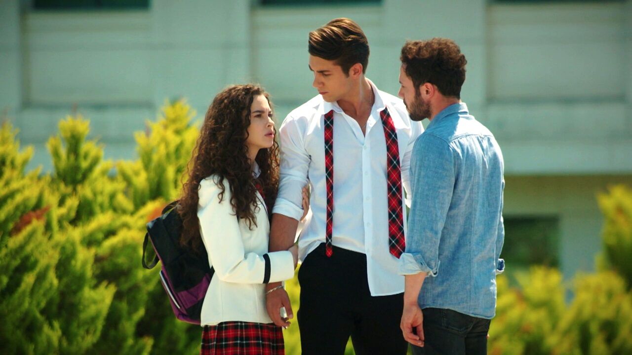 Asiye le deja las cosas claras a Selim: “Estoy muy enamorada de Doruk"