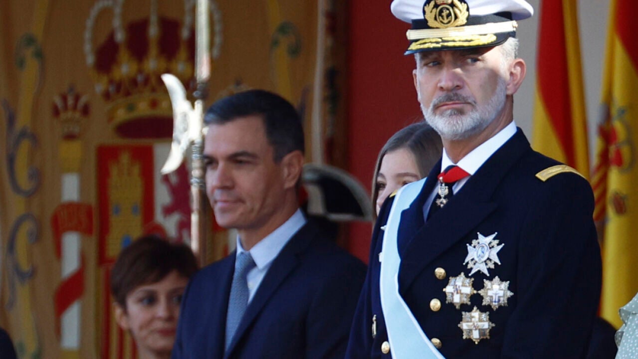 Los abucheos a Pedro Sánchez, que hace esperar al rey, a su llegada al ...