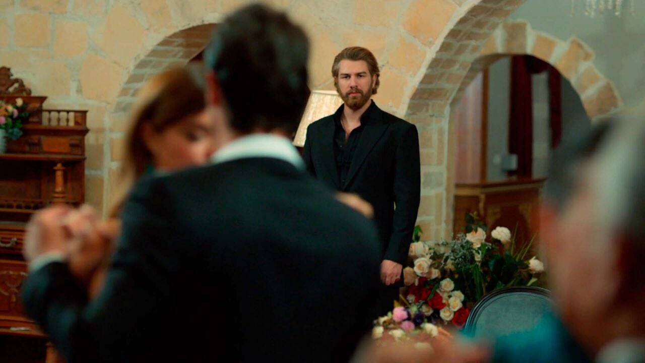 Fikret irrumpe en el baile y… ¡Pilla a Mehmet y Züleyha muy juntos!