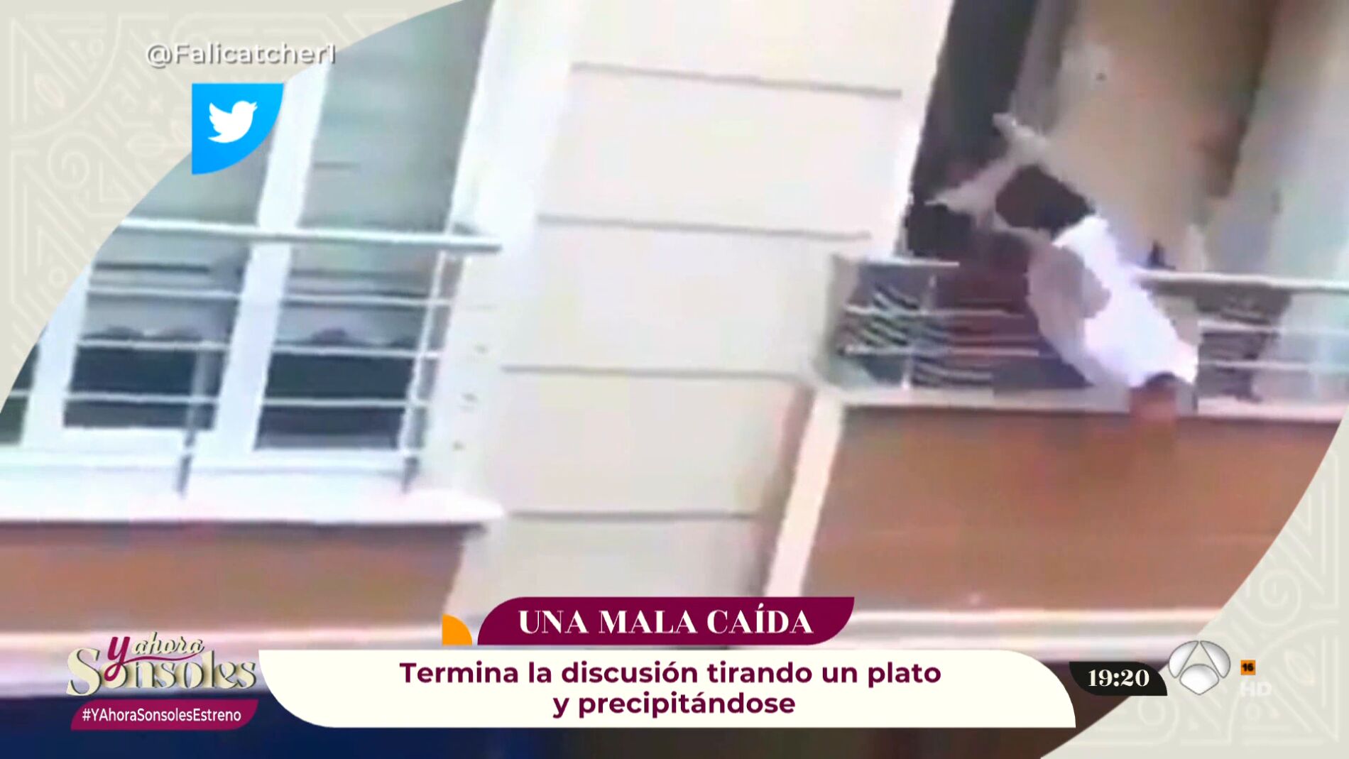 El vídeo viral del señor que acaba cayéndose de su balcón tras lanzar ...