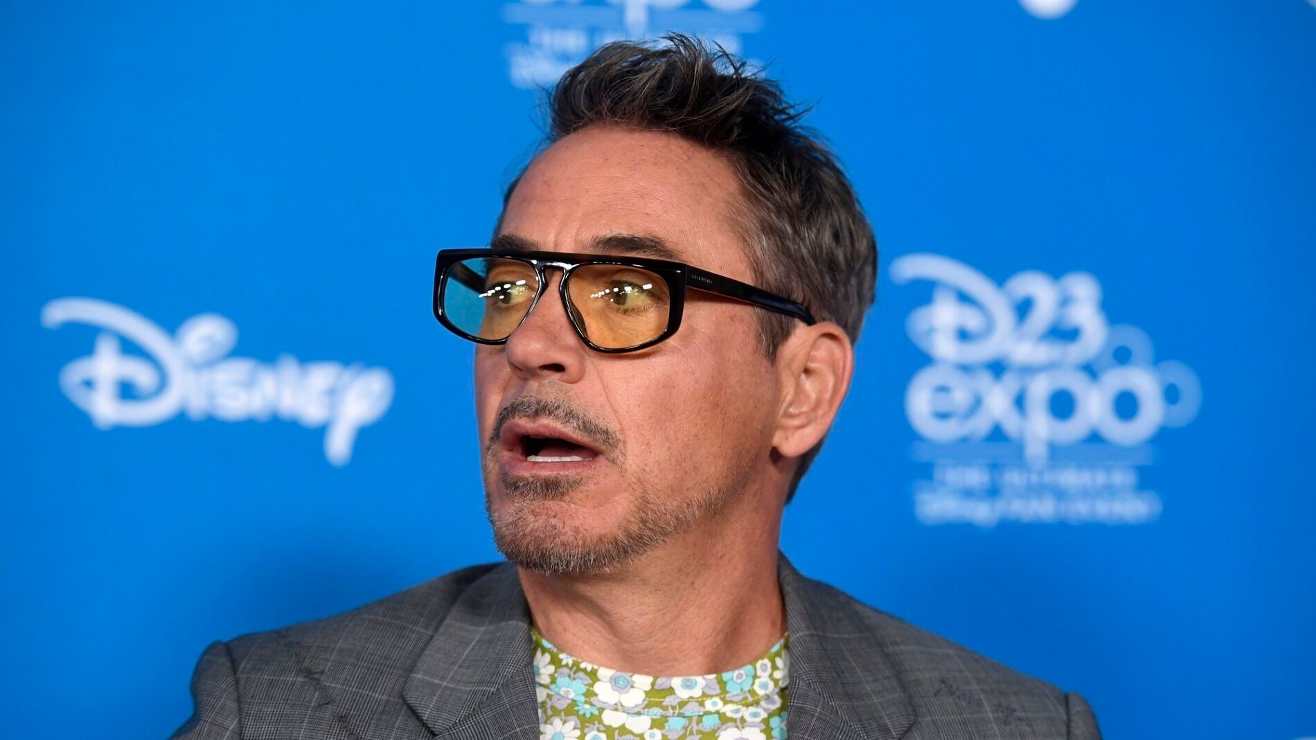 Robert Downey Jr. aparece muy envejecido, casi calvo y pelirrojo en ...